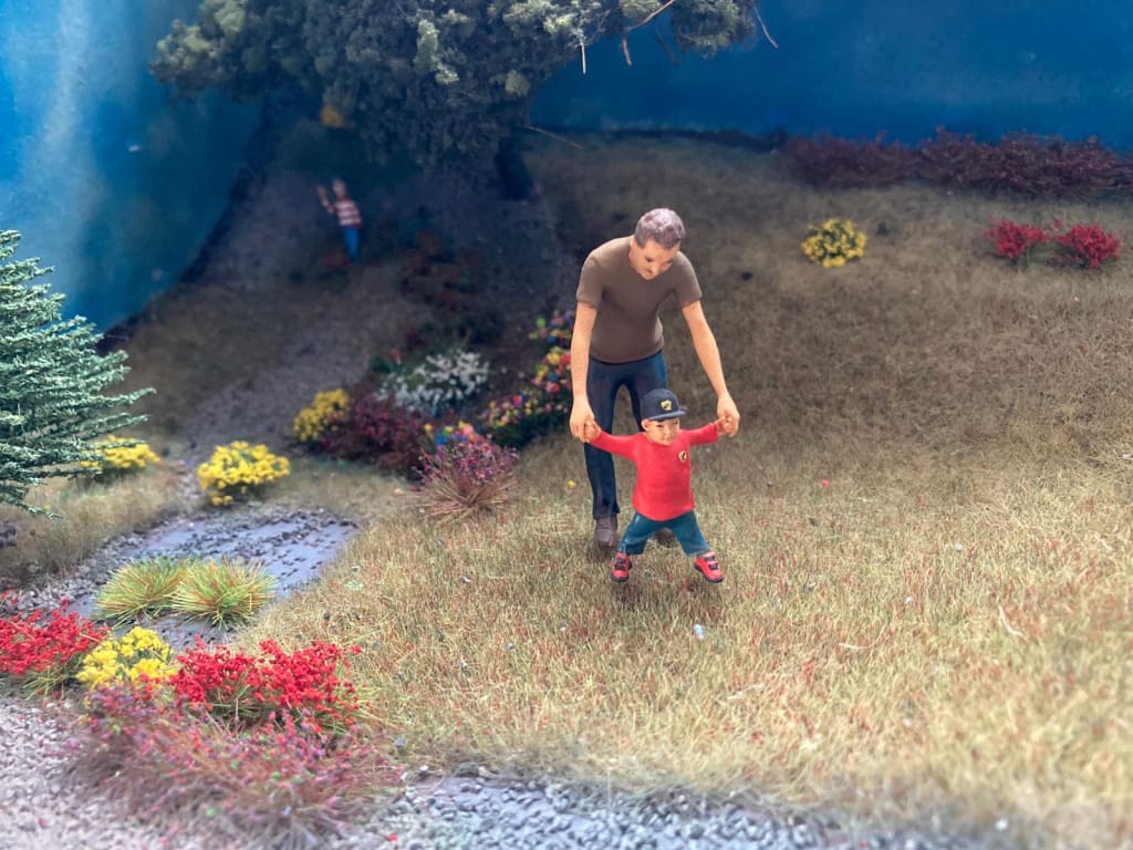 MM877 Male and Toddler walking| Scale 3D